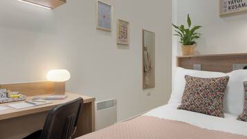 Quarto solteiro, para não fumantes | Cortinas blackout, Wi-Fi de cortesia