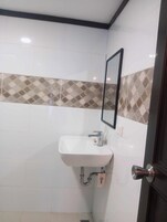 Quarto Individual Básico | Casa de banho | Um polibã, artigos de higiene pessoal grátis, toalhas fornecidas, sabão 