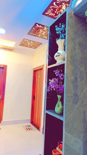 Quarto básico | Cofres nos quartos, Wi-Fi de cortesia