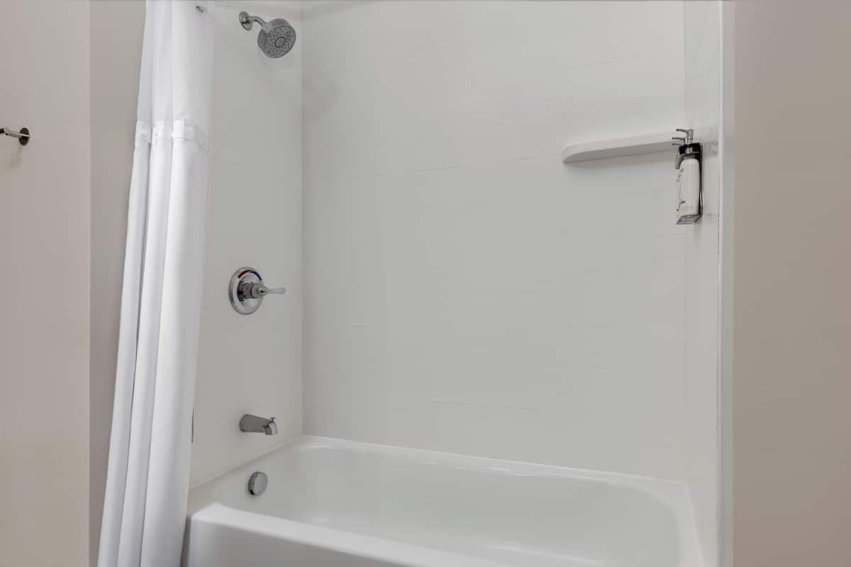Roupas de cama premium, cofres nos quartos, escrivaninha