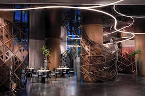 3 restaurantes: servem pequenos-almoços, almoços, jantares e brunches