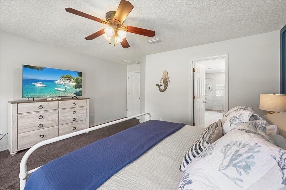 Spacious Family Fun House: Large Private Screened in Pool, Game & Bunk ...