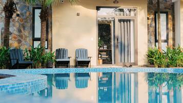 Piscina exterior, guarda-sóis, espreguiçadeiras