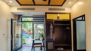 Quarto Triplo Deluxe, vista para a piscina | Quartos insonorizados, Wi-fi grátis