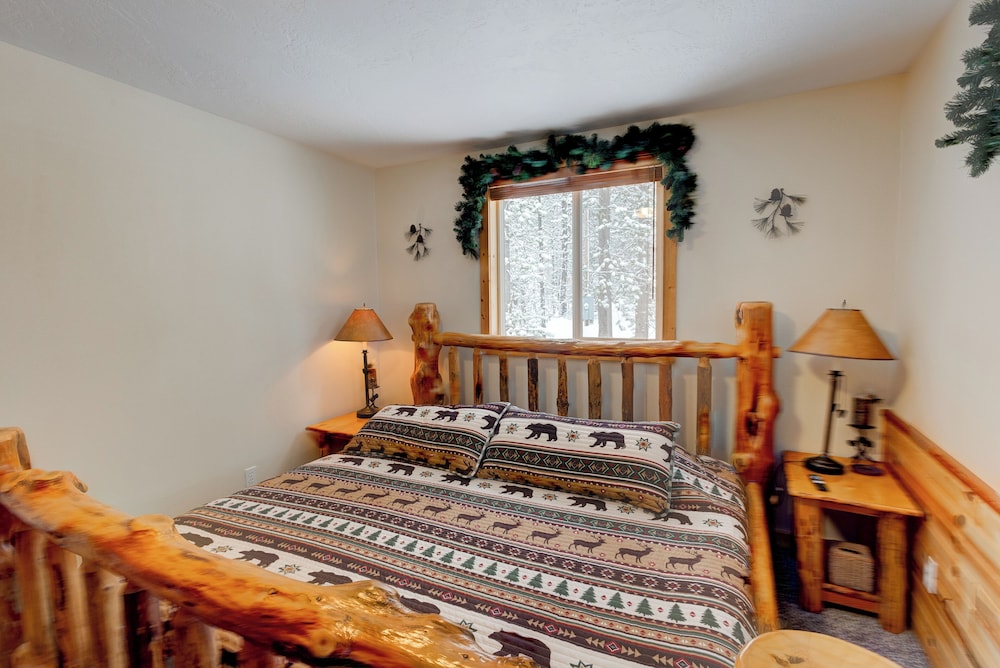 Yellowstone Wolf Lodge+HOTUB+WIFI+AC+22 min to YNP - Fremont County | Vrbo