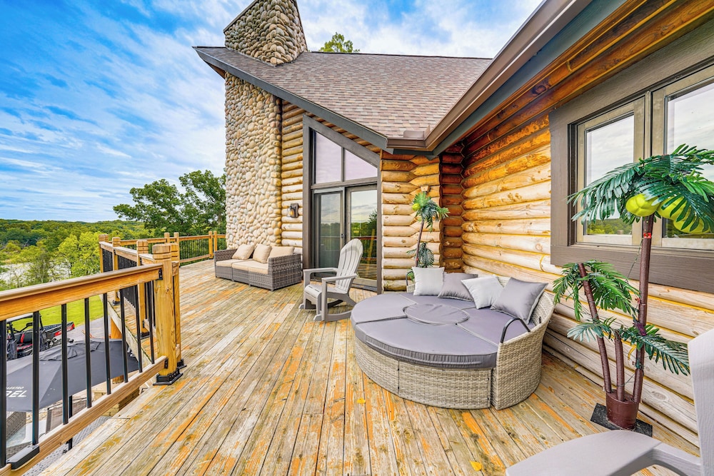 Ottawa Cabin: Hot Tub, Wraparound Deck, Games - Illinois