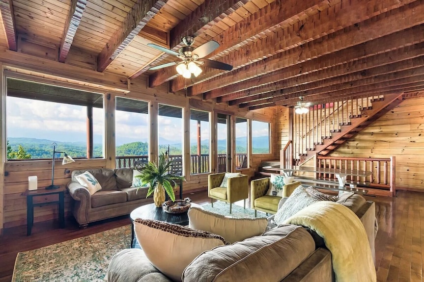 *Amazing 5bd Lodge W/ Views! Pool Table + Hot Tub* - Pigeon Forge, TN