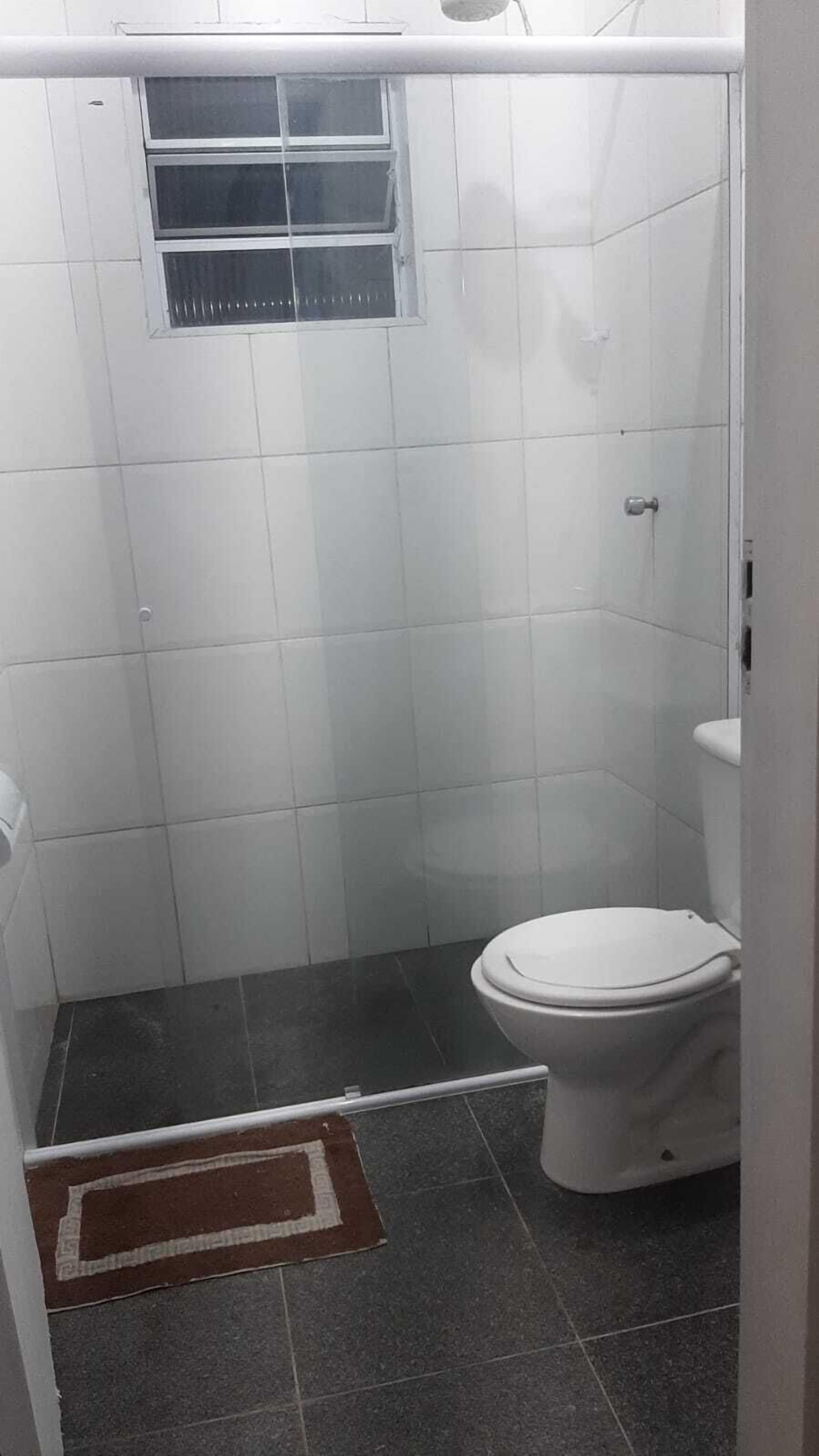 Chalé | Casa de banho | Um polibã, artigos de higiene pessoal grátis, toalhas fornecidas, sabão 