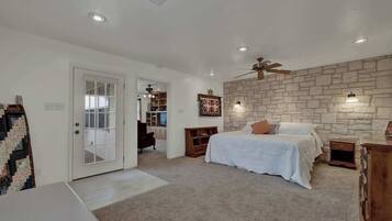 Casa, várias camas, pátio (884 Loudon Rd.) | 4 quartos, com decoração personalizada, com mobília individualizada