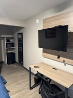 Quarto Standard, 1 cama king-size | Secretária, secretária adequada para computadores portáteis 