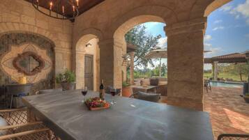 Casa, várias camas, acesso à piscina, vista para a piscina (2975 Bear Creek Rd) | Opções para refeição ao ar livre