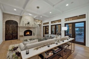 Casa, várias camas, acesso à piscina, vista para a piscina (2975 Bear Creek Rd) | Interior