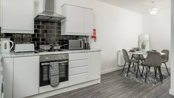 Apartamento | Cozinha privada | Um frigorífico, um micro-ondas, um forno, uma placa de cozinha