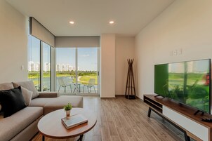 Apartamento Deluxe, 2 quartos, vista para o campo de golfe | Sala de estar | Smart TV de 42 polegadas com canais digitais, Netflix