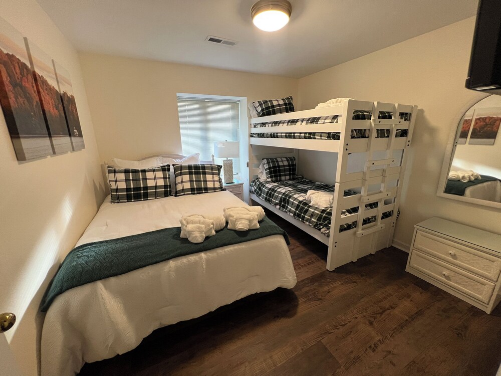 Corner SML Waterfront Penthouse Condo-King Beds - North Shore | Vrbo