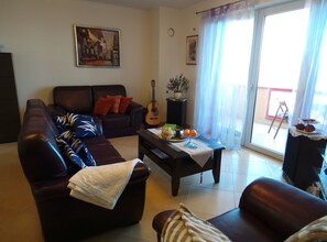 Apartamento (One Bedroom Apartment with Balcony) | Sala | Televisor de ecrã plano de 32 polegadas com canais via satélite 