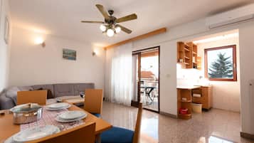 Apartamento (Two Bedroom Apartment with Sea View) | Sala | Televisor de ecrã plano de 32 polegadas com canais via satélite
