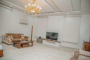 Quarto econômico, sacada, vista para a cidade | Área de estar