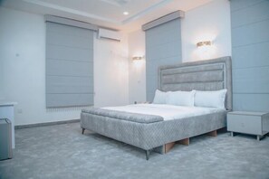 Quarto econômico, sacada, vista para a cidade | Escrivaninha, espaço de trabalho para notebook, Wi-Fi de cortesia
