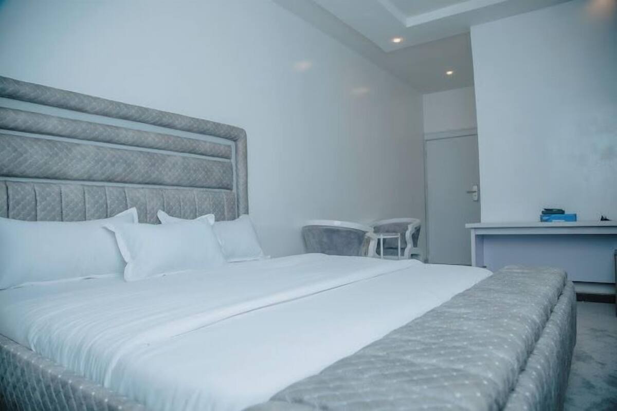 Quarto econômico, sacada, vista para a cidade | Escrivaninha, espaço de trabalho para notebook, Wi-Fi de cortesia