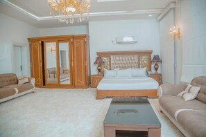 Quarto econômico, sacada, vista para a cidade | Escrivaninha, espaço de trabalho para notebook, Wi-Fi de cortesia
