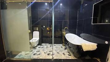 Quarto luxo, sacada, vista para a cidade | Banheiro | Produtos de toalete grátis, secador de cabelo, toalhas de banho