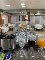 Café da manhã com buffet grátis todos os dias