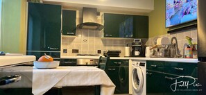 Apartamento | Cozinha privada | Um frigorífico, um micro-ondas, um forno, uma placa de cozinha