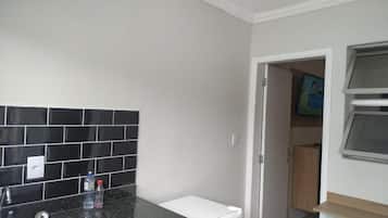 Apartamento | Cozinha privada | Frigobar, micro-ondas