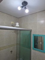 Apartamento | Casa de banho | Um polibã, artigos de higiene pessoal grátis, sabão, champô 