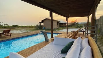 Piscina interna, barracas de cortesia, espreguiçadeiras