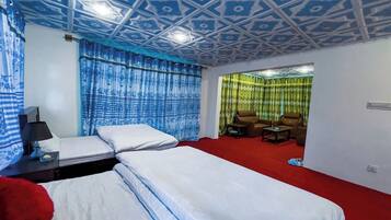 Quarto casal luxo, vista para a montanha | Quartos à prova de som, ferros/tábuas de passar roupa, Wi-Fi de cortesia