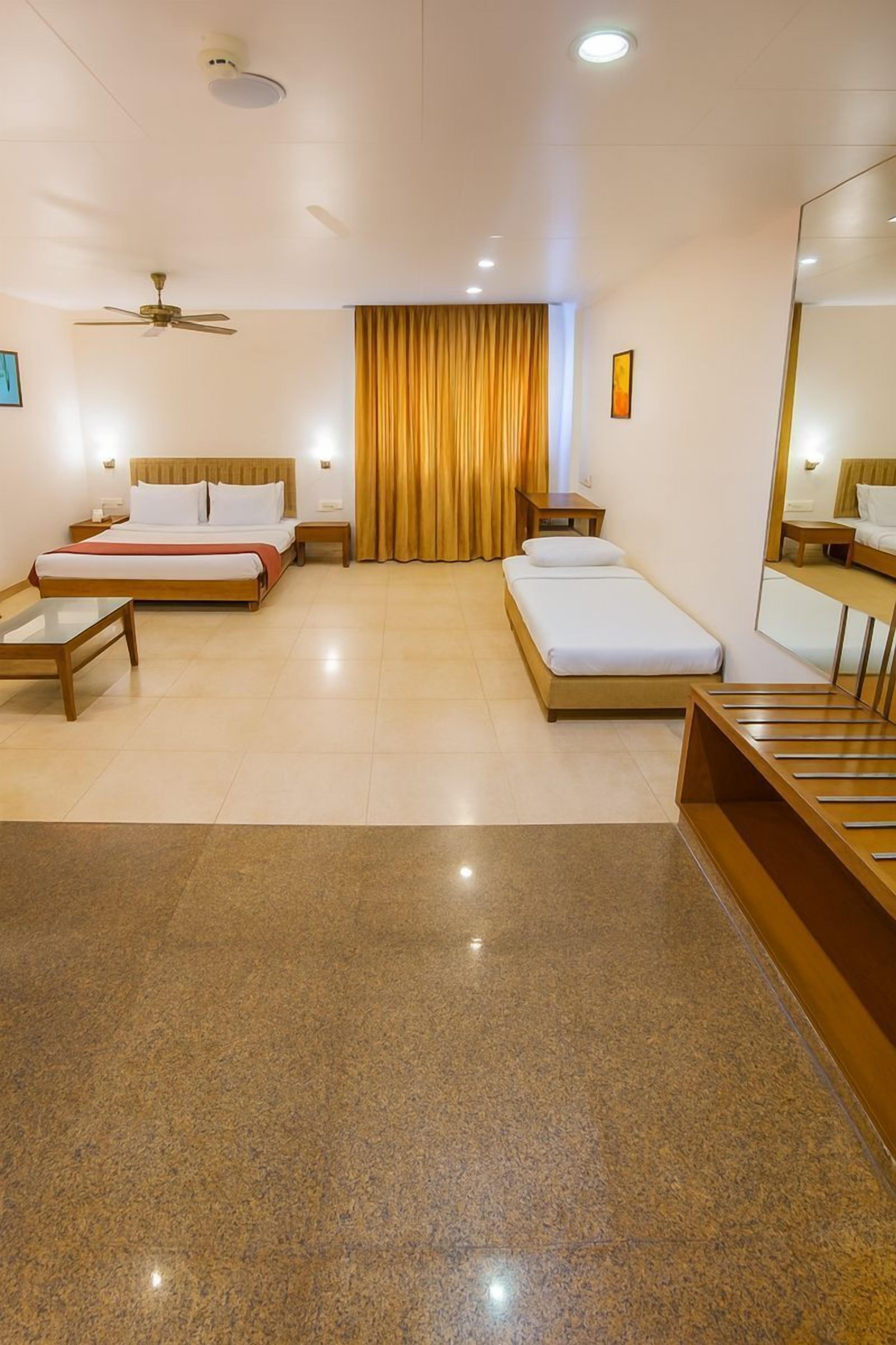 Quarto triplo família | Cofres nos quartos, escrivaninha, espaço de trabalho para notebook