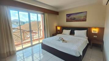 Quarto Duplo Deluxe, varanda, Vista para a cidade | Secretária, secretária adequada para computadores portáteis