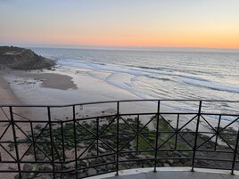 Terraço com espreguiçadeiras