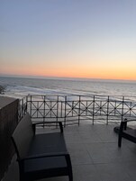 Terraço com espreguiçadeiras