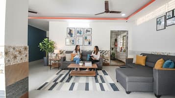 Área de estar no saguão