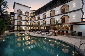 Piscina externa, funciona das 8h às 19h, espreguiçadeiras