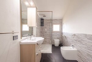 Apartamento, 3 quartos, varanda, vista para a montanha | Casa de banho