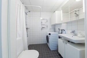 Apartamento superluxo | Banheiro | Chuveiro, secador de cabelo, toalhas de banho, sabonete