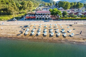 Uma praia privada, espreguiçadeiras, guarda-sóis de praia 