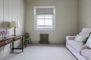 Suíte standard, vista para a cidade | Cofres nos quartos, cortinas blackout, ferros/tábuas de passar roupa