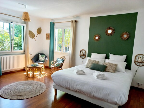 Quarto casal, vista para a piscina (Nature) | Escrivaninha, quartos à prova de som, Wi-Fi de cortesia