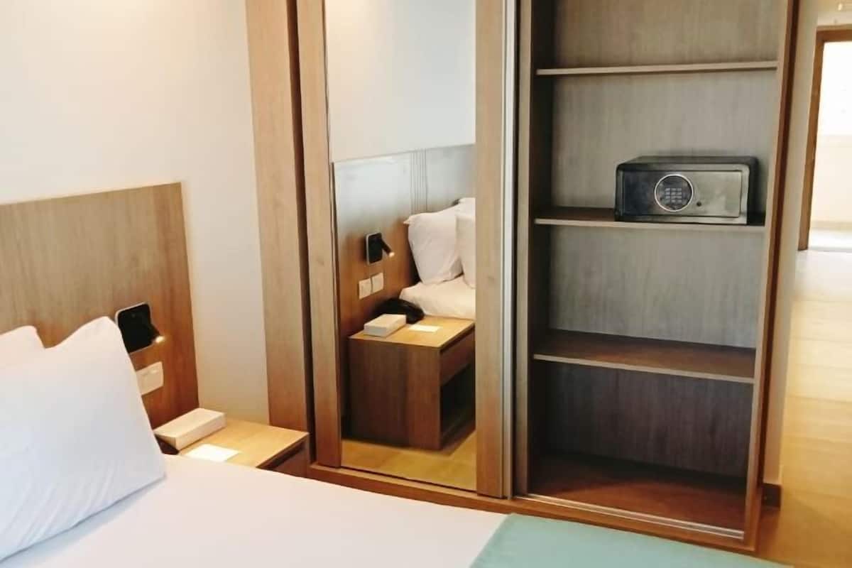 2 quartos, frigobar, cofres nos quartos, Wi-Fi de cortesia