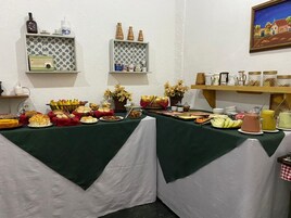 Café da manhã com buffet grátis nos fins de semana