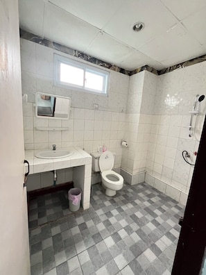 Quarto solteiro básico | Banheiro