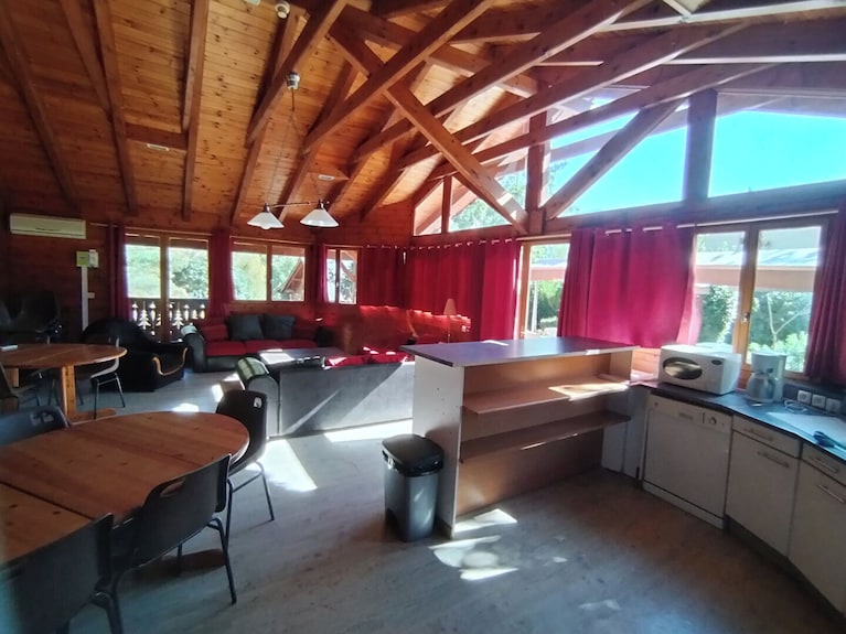 Spacious Chalet Sleeps 15 - Les