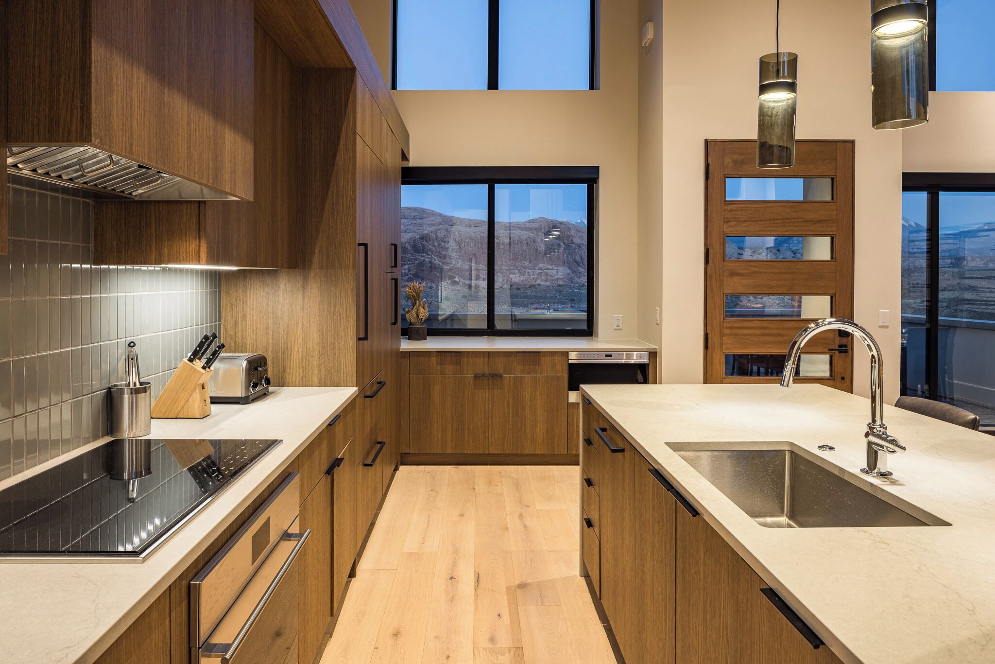 Casa de Luxo, 3 quartos (2 King Beds and 1 Queen Bed) | Kitchenette privada | Um frigorífico/congelador grande, um micro-ondas, um forno 