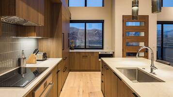 Casa de Luxo, 3 quartos (2 King Beds and 1 Queen Bed) | Kitchenette privada | Um frigorífico/congelador grande, um micro-ondas, um forno