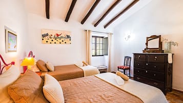 4 quartos, berços (sobretaxa), roupa de cama